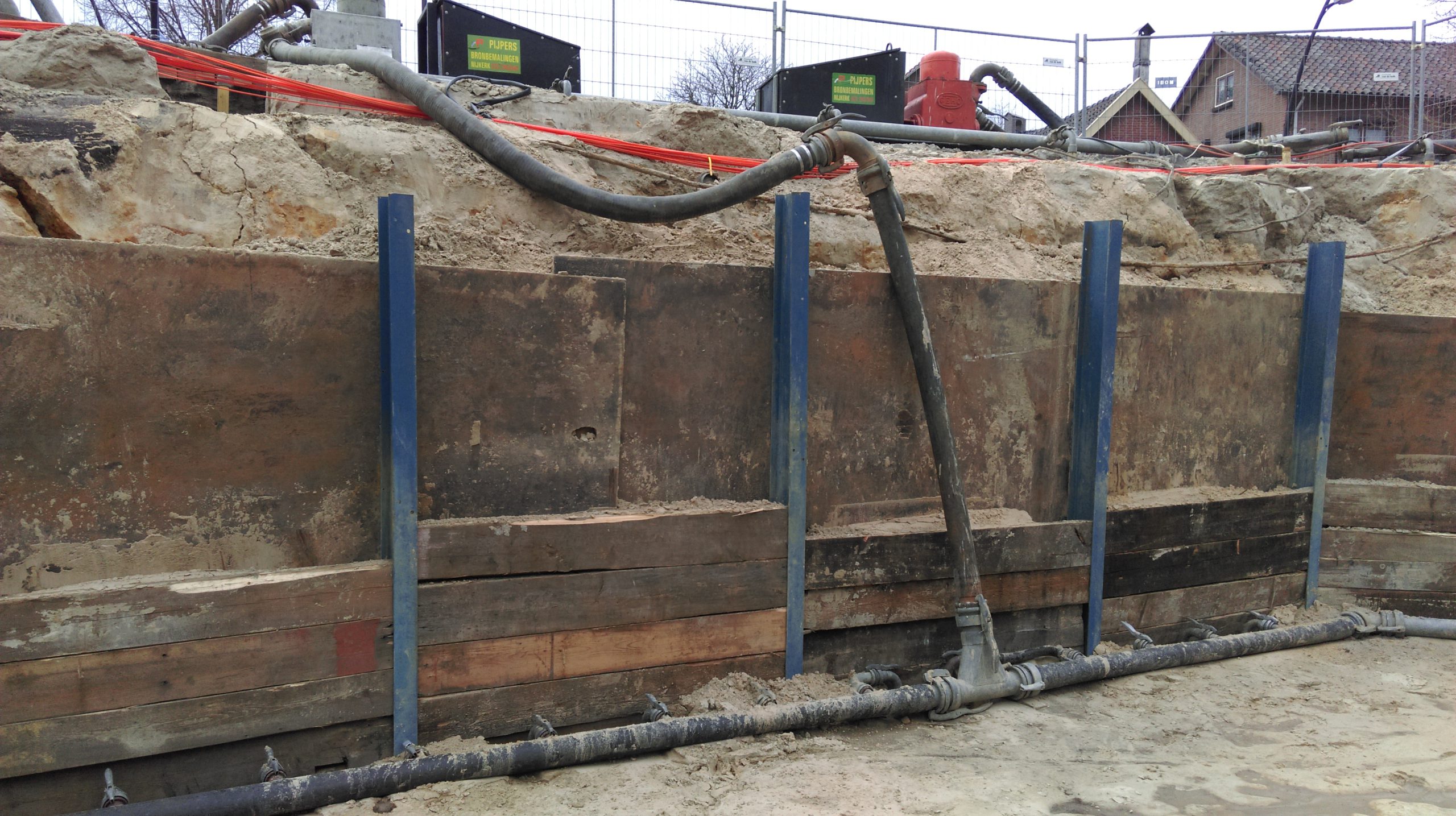 Berlinerwand installeren | Pijpers Bronbemalingen B.V.